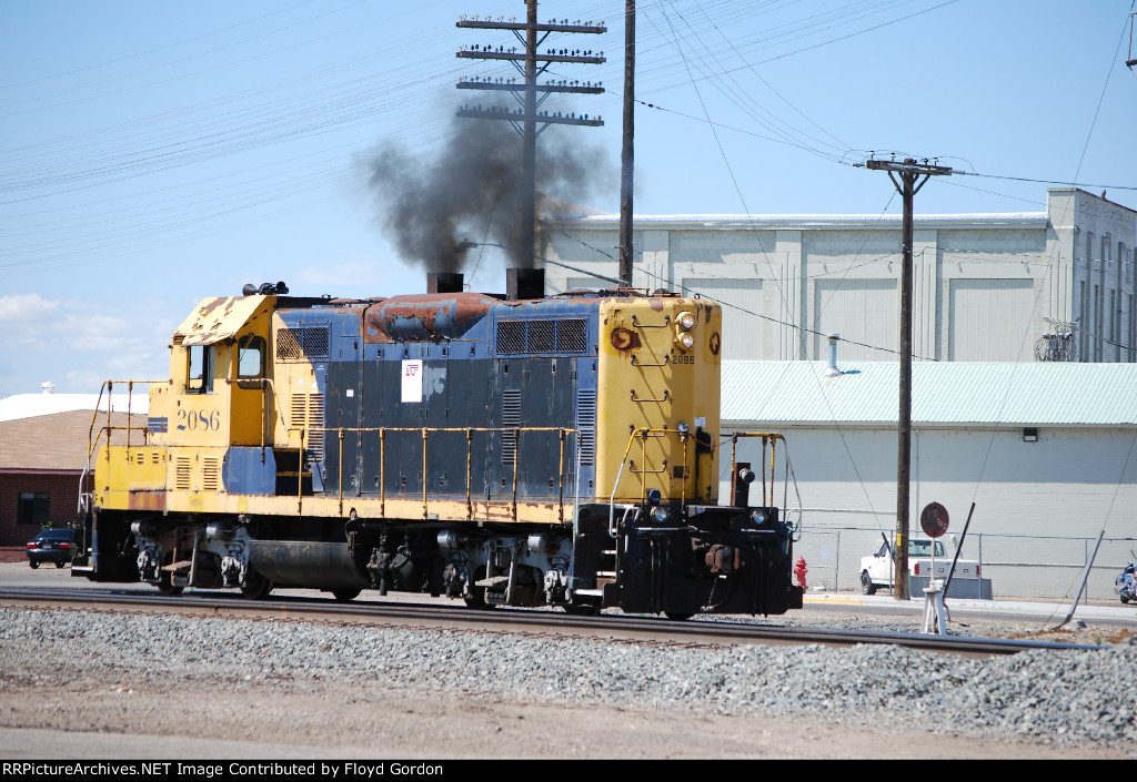 WTJR 2086, as IDPR, moves to siding from UP main with a puff of smoke